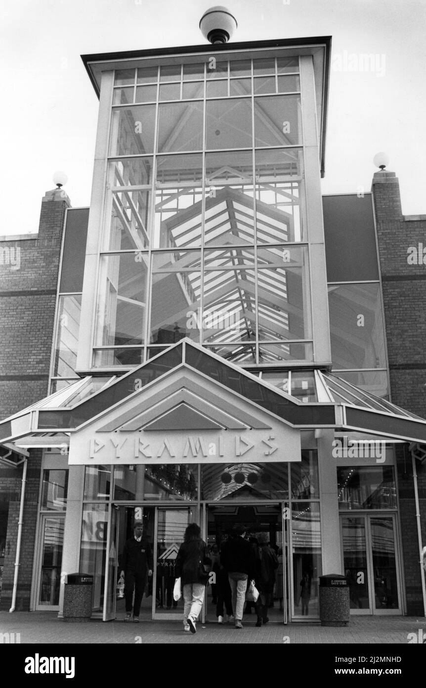The Pyramids Shopping Centre in Birkenhead. 25th March 1991 Stock Photo ...