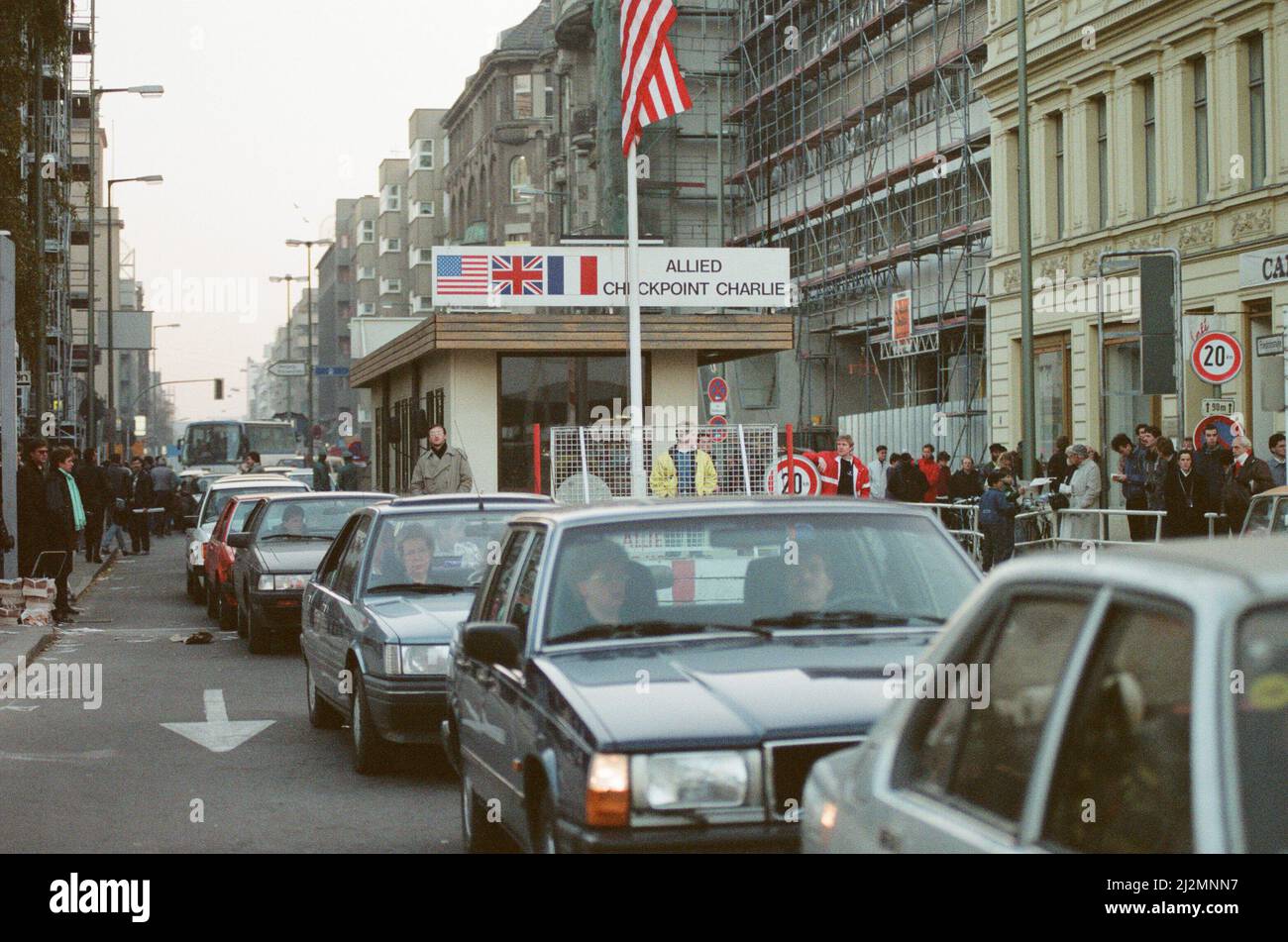 Checkpoint charlie 1980s hi-res stock photography and images - Alamy