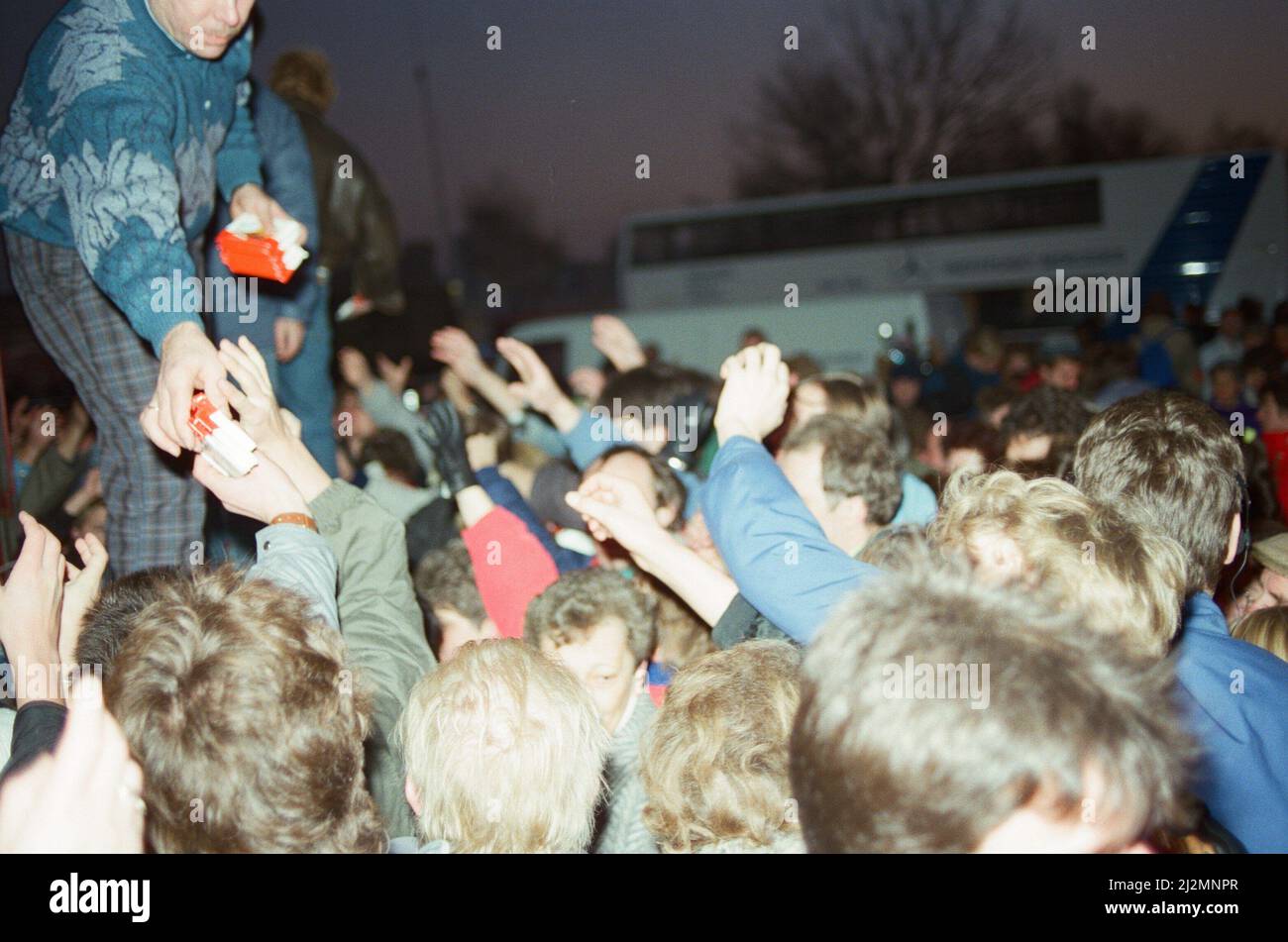 Food queue 1980s hi-res stock photography and images - Alamy