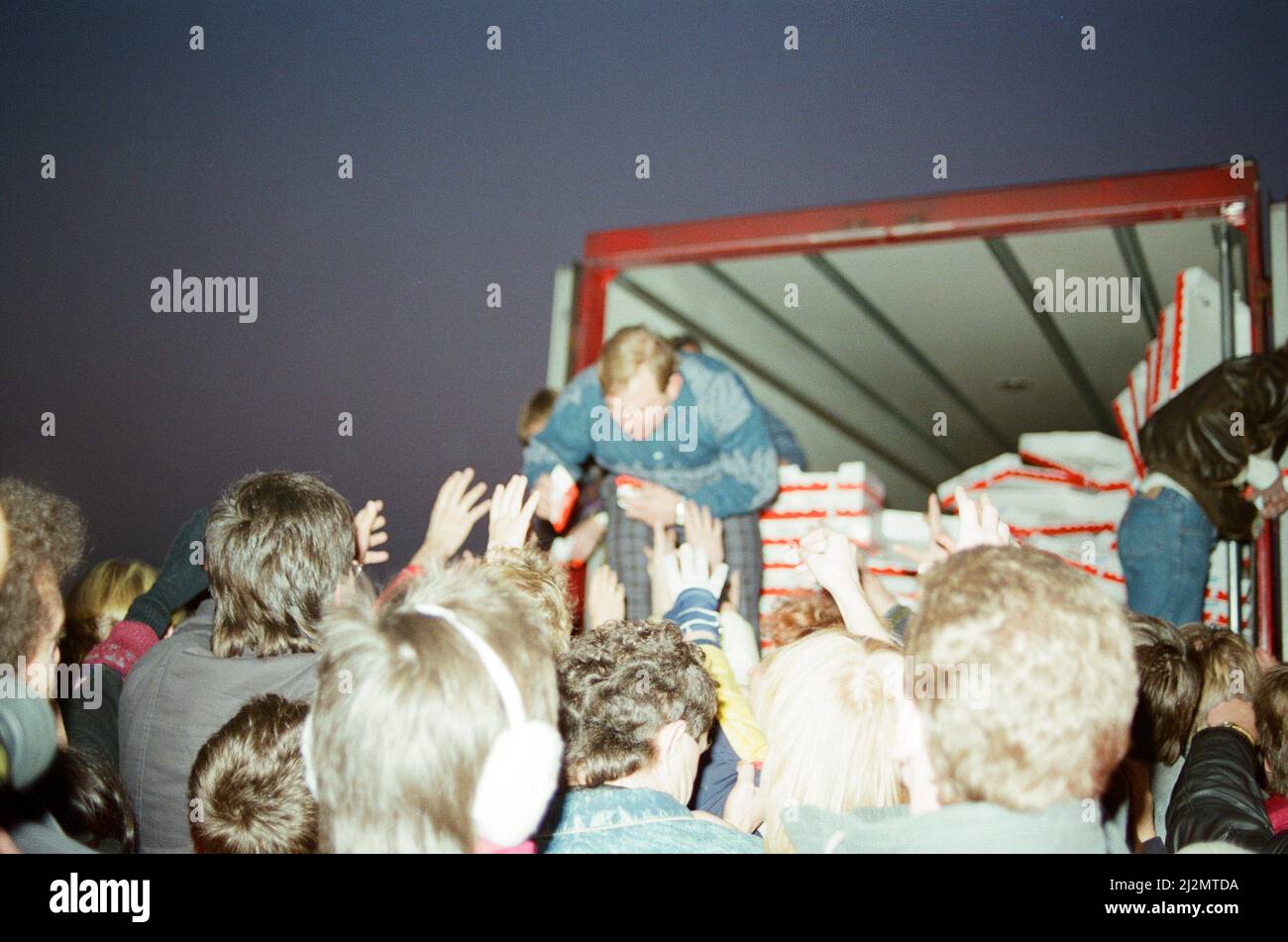 Food queue 1980s hi-res stock photography and images - Alamy