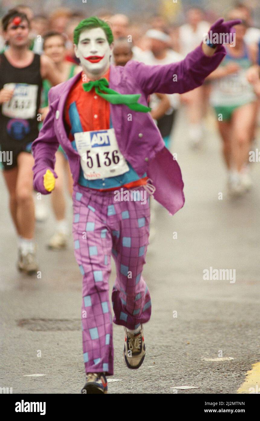 The London Marathon - 1990Runners pass through and around the Tower ...