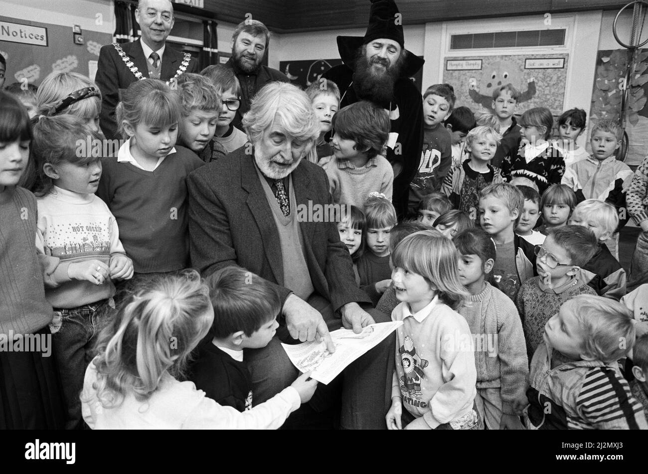 Novelist Stan Barstow visited Old Bank First School, Mirfield, to talk ...