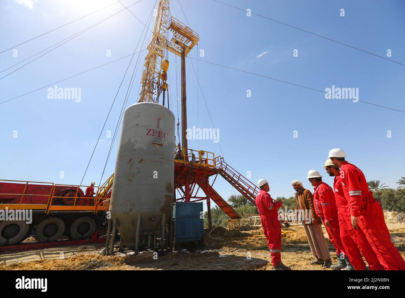 (220403) -- SIWA, April 3, 2022 (Xinhua) -- Local villager Hasan Osman ...