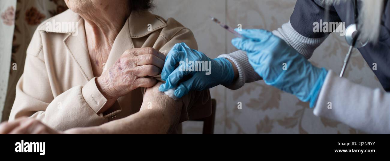 Nurse giving an injection to senior woman Stock Photo - Alamy