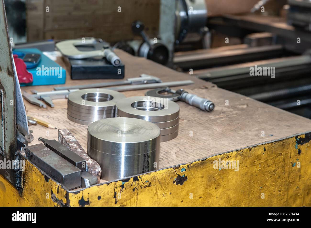 Round milling hi-res stock photography and images - Alamy