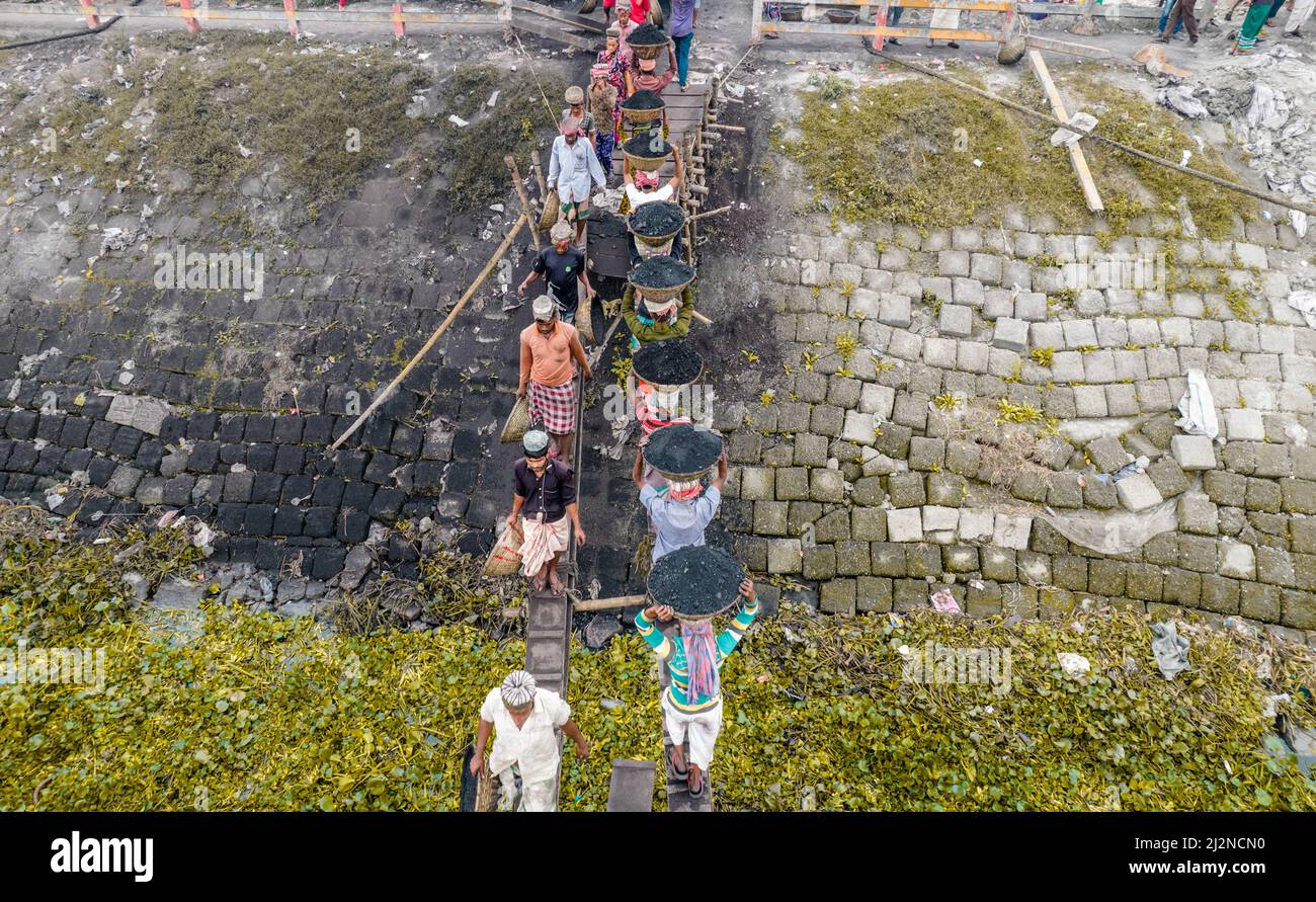 Carrying heavy loads on heads hi-res stock photography and images - Alamy