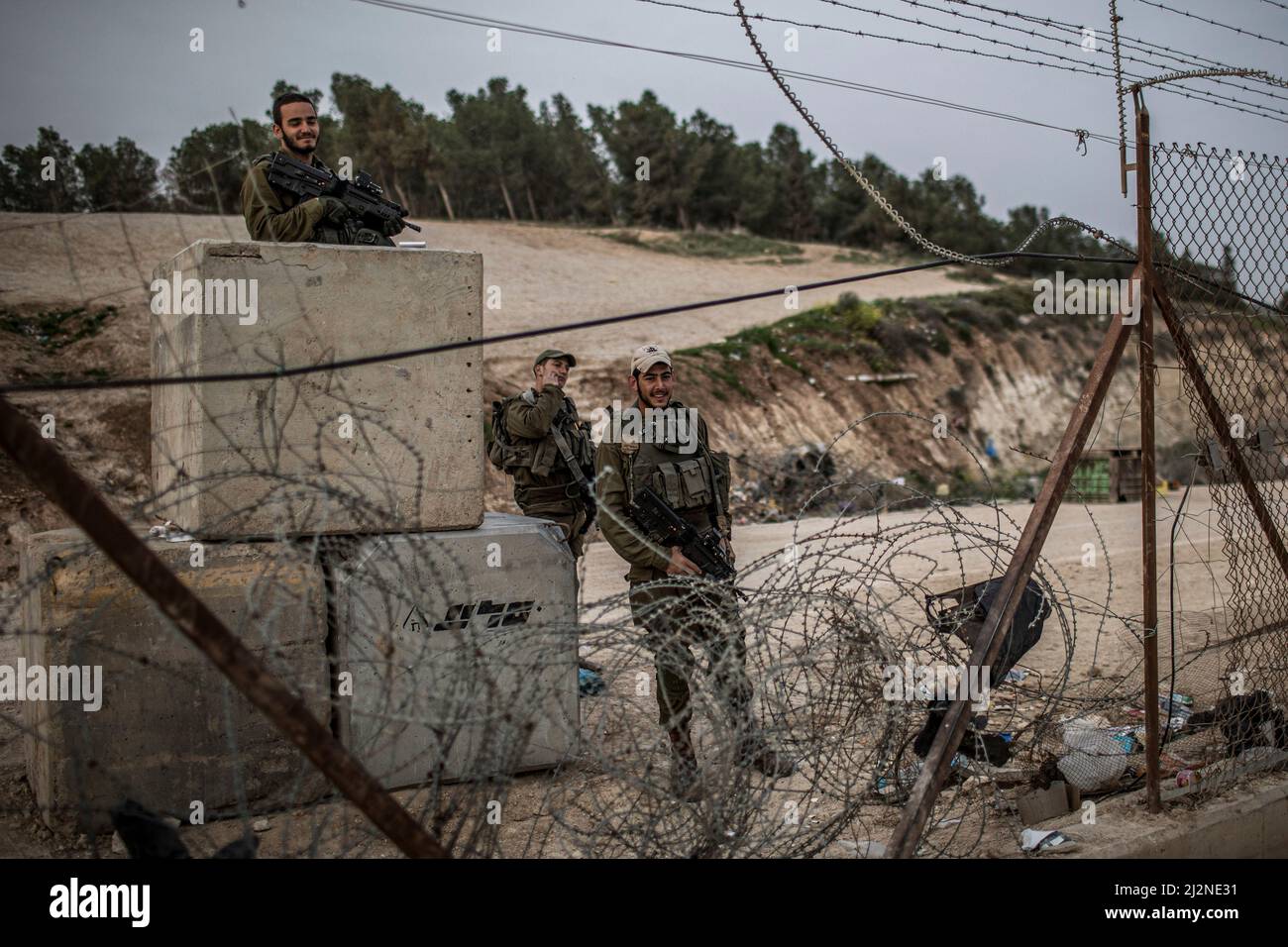 Hebron, Palestinian Territories. 03rd Apr, 2022. Armed Israeli soldiers ...