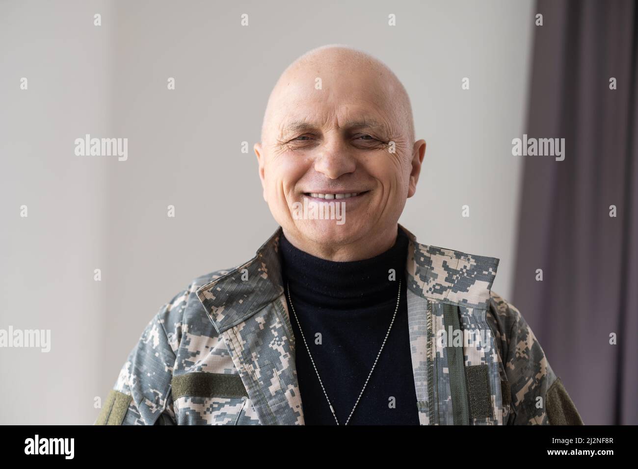 Veteran soldier in military uniform Stock Photo - Alamy