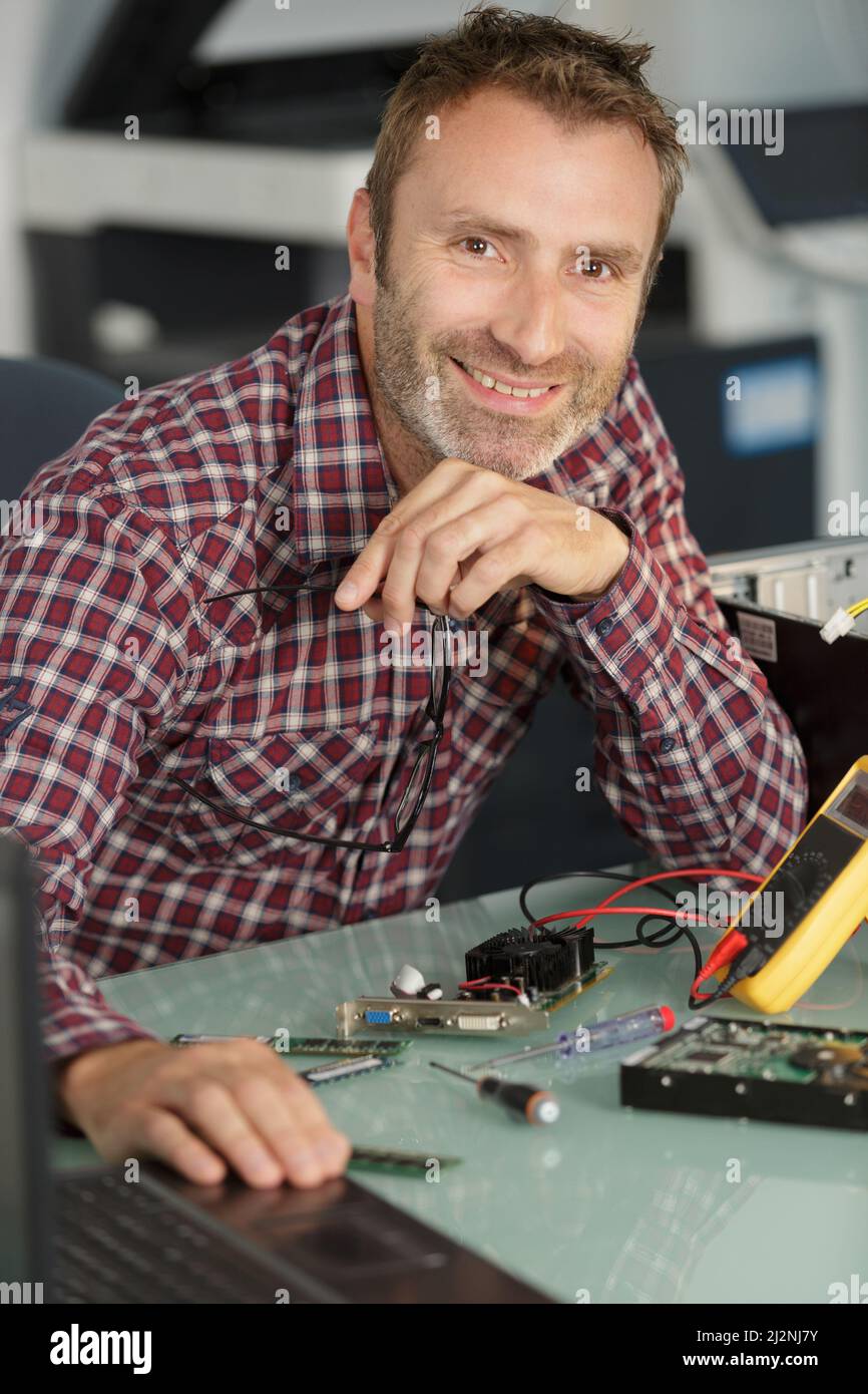Fixing electronics hi-res stock photography and images - Alamy