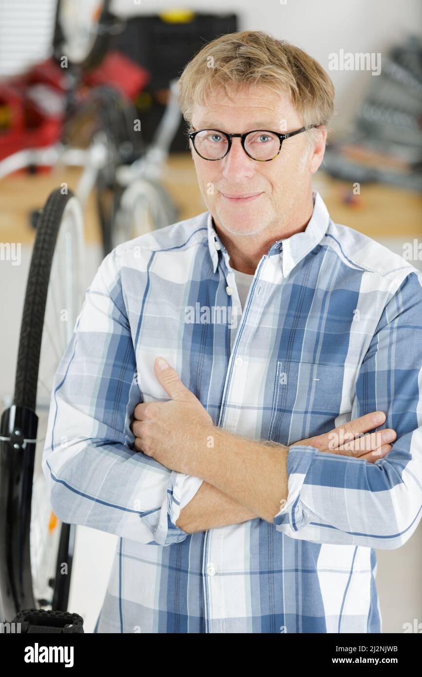 old man with his arms crossed Stock Photo - Alamy