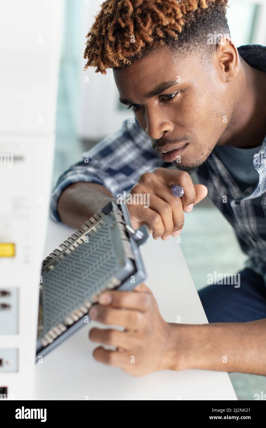 repairman working in technical support fixing computer laptop tr Stock ...