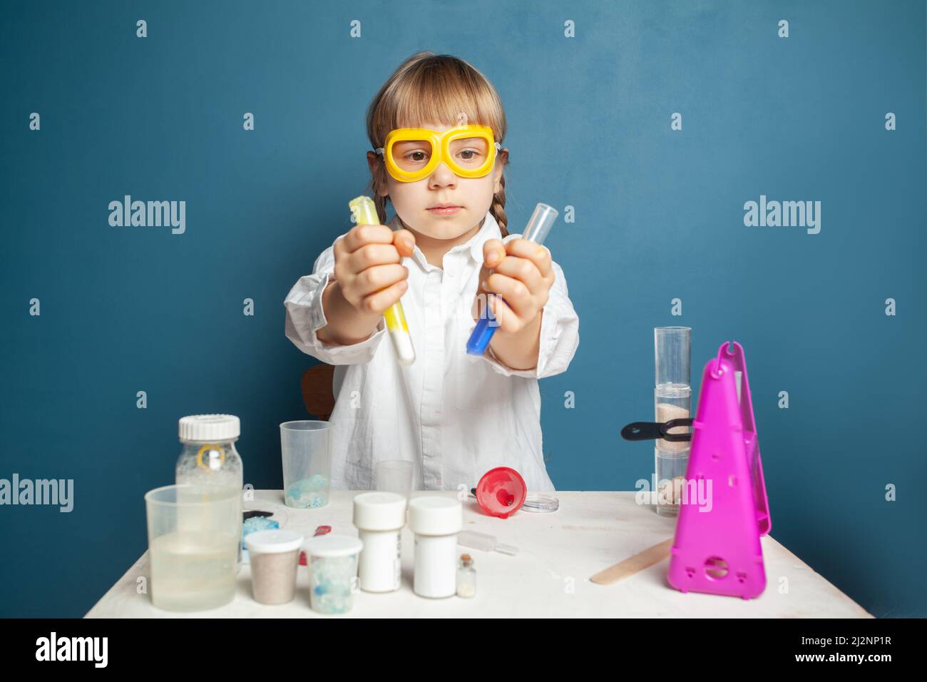 Laboratory conical flasks hi-res stock photography and images - Alamy Laboratory conical flasks hi-res stock photography and images - Alamy