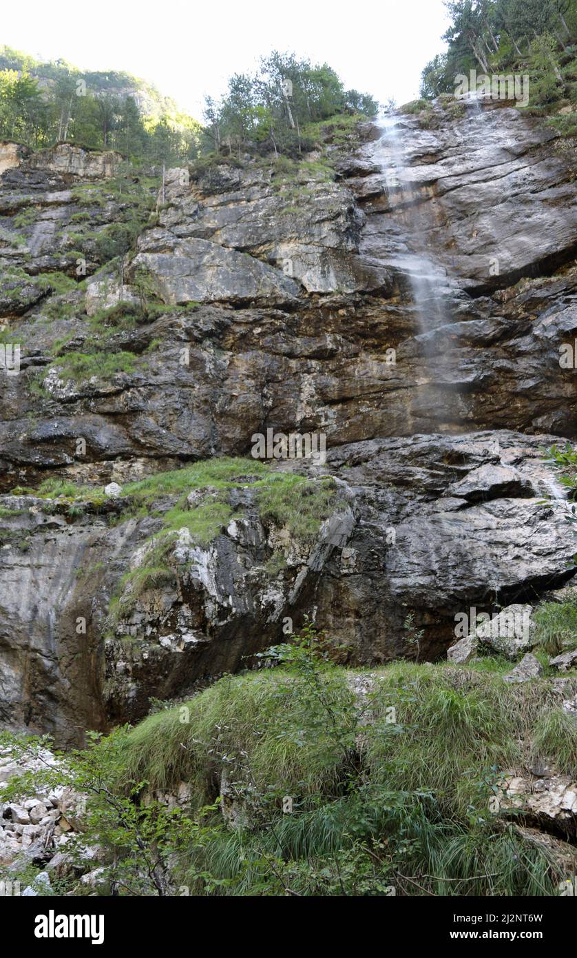 clear water that flows from the rock forming a large waterfall Stock ...