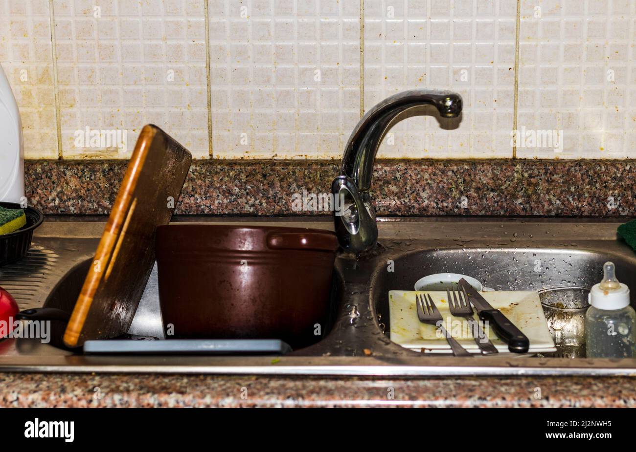 Shot of a dirty sink with dirty dishes Stock Photo - Alamy
