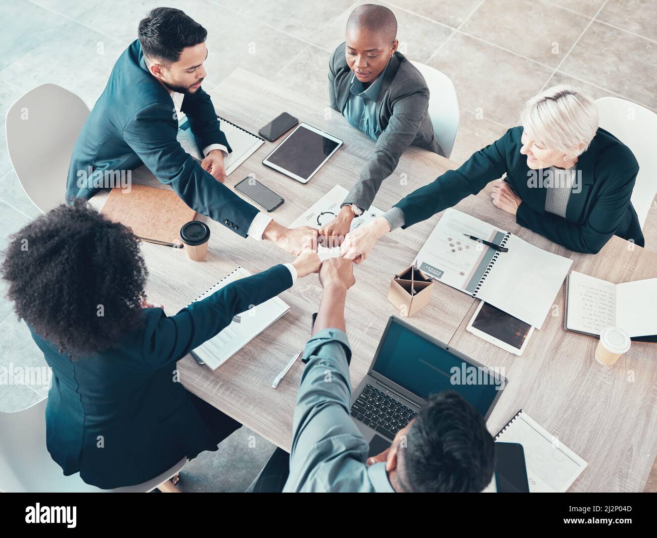 Diverse group forming circle hi-res stock photography and images - Alamy