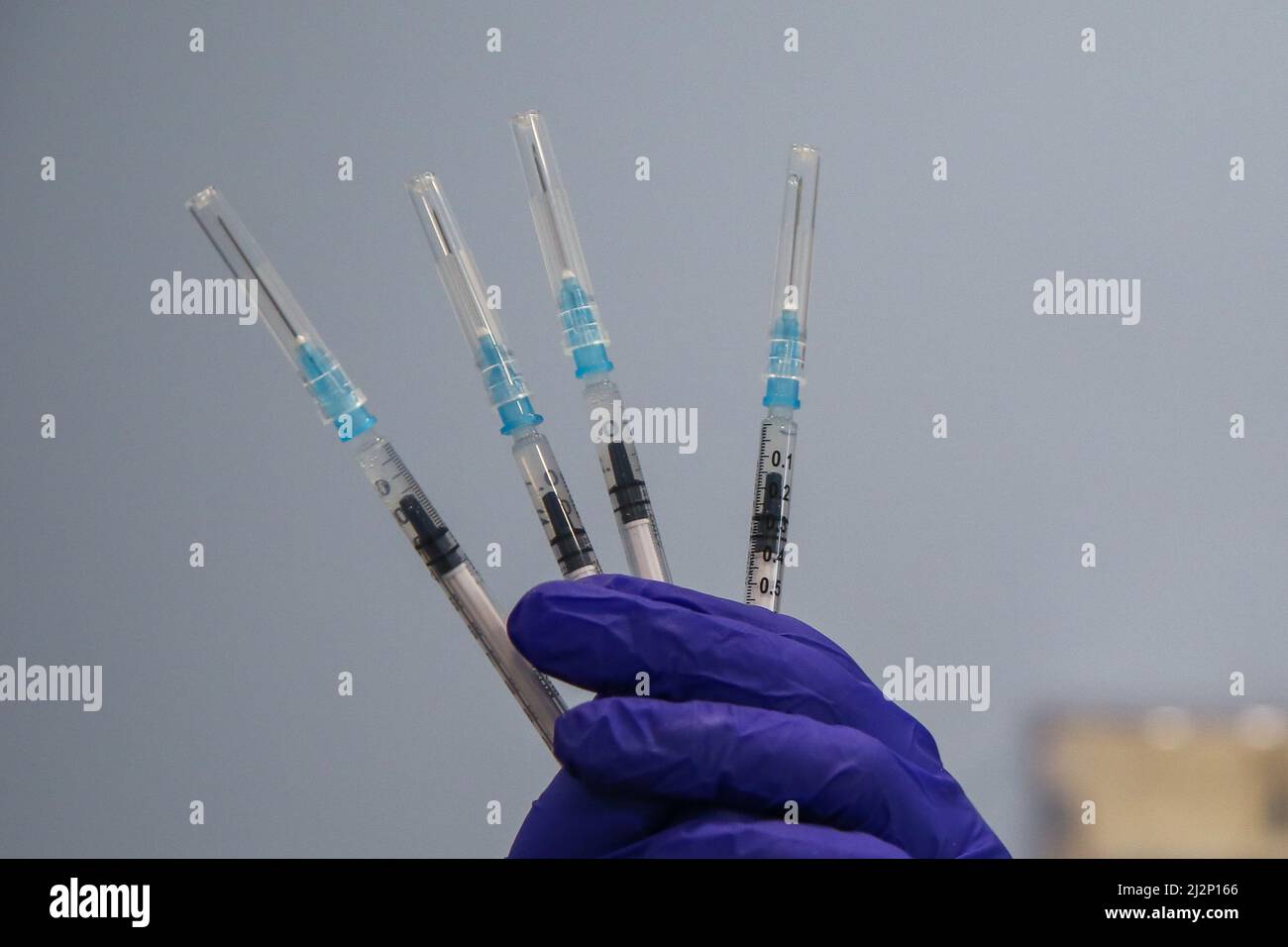 London, UK. 01st Apr, 2022. A NHS vaccinator holds syringes with the ...