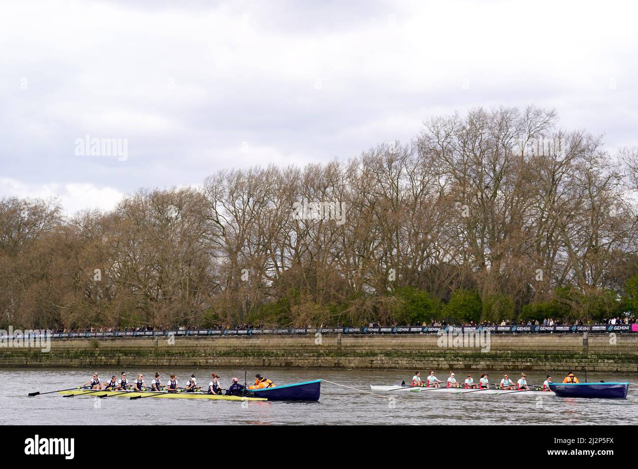 Oxford and Cambridge line up to start the 76th Women's Boat Race on the ...