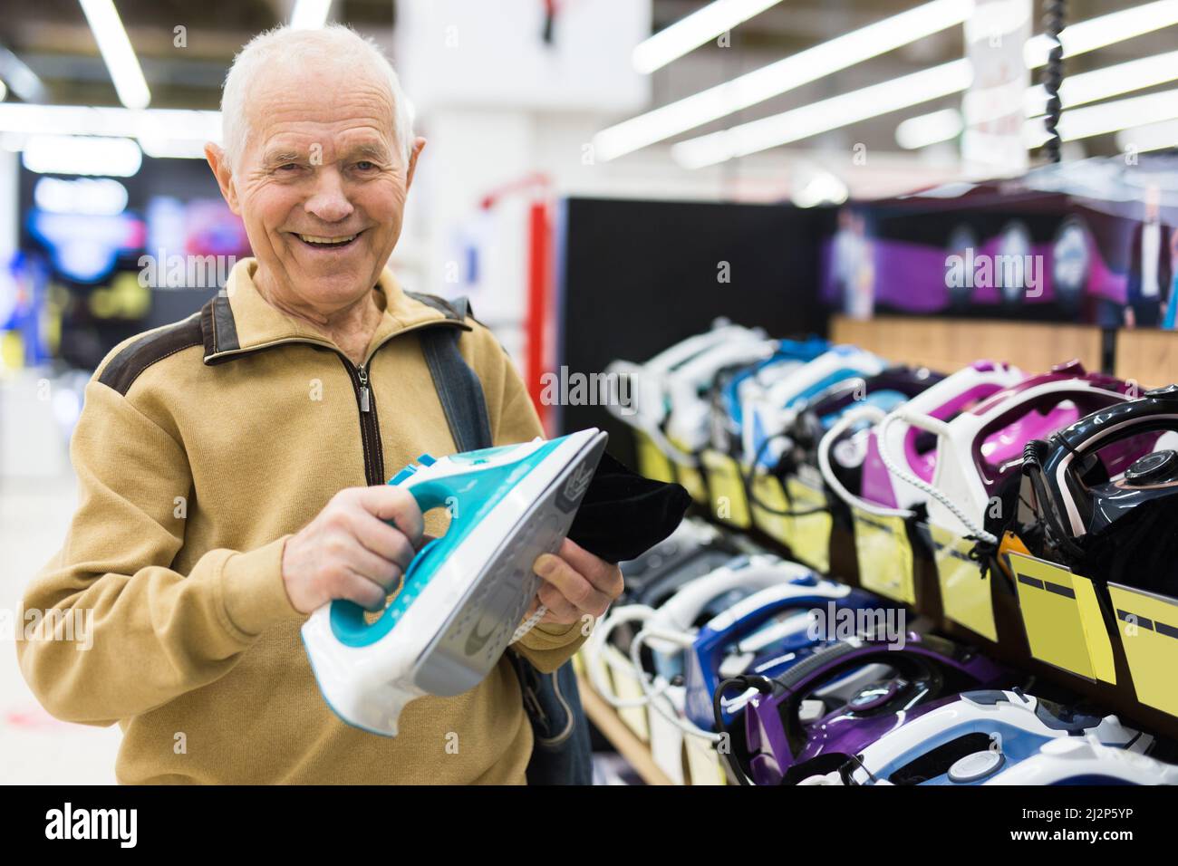 Domestic appliance showroom hi-res stock photography and images - Alamy
