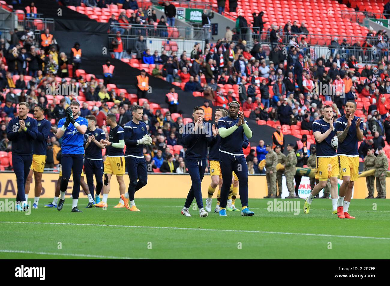 The Sutton United squad applaud the fans prior to kick off Stock Photo ...