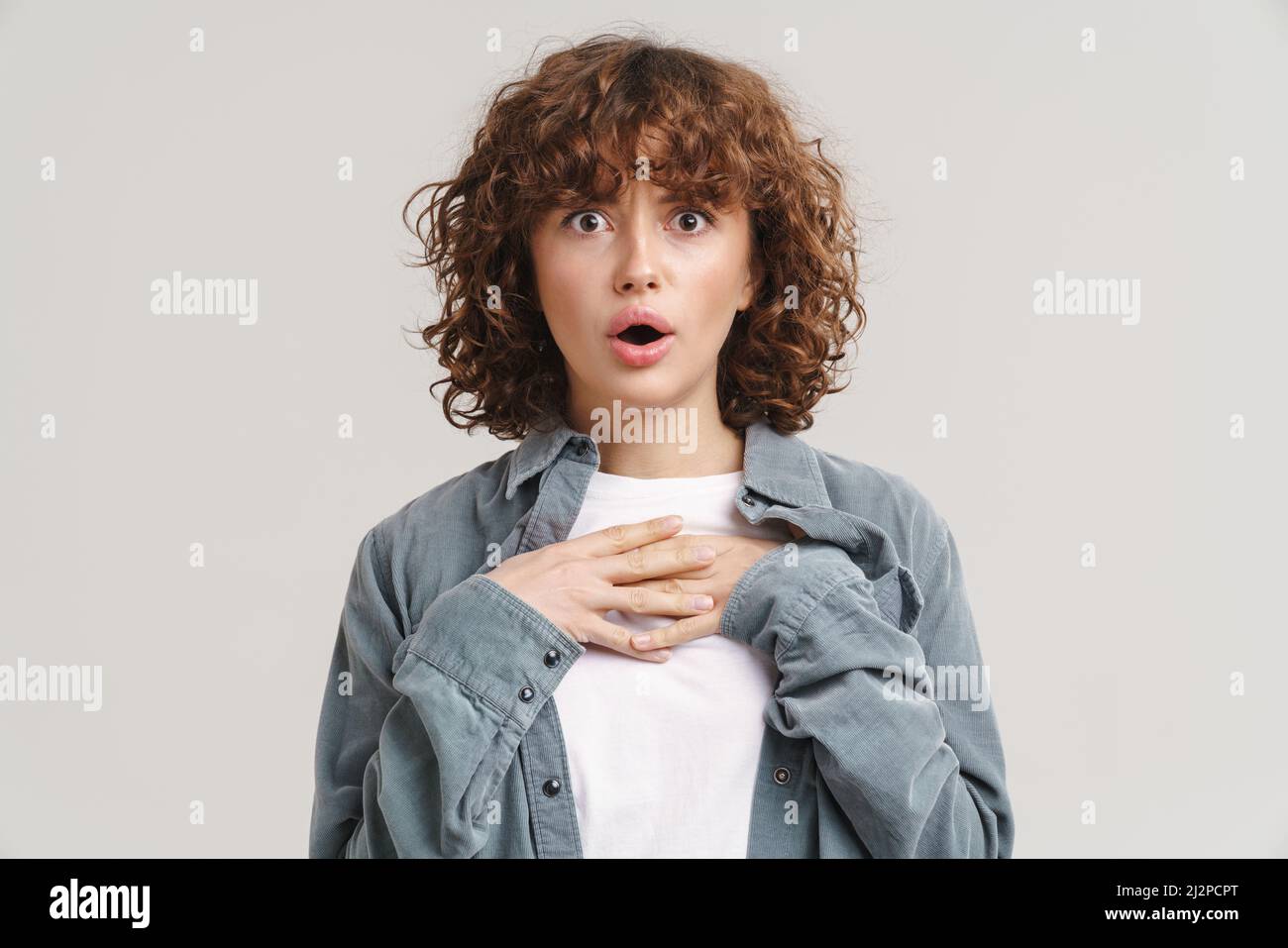 Young ginger shocked woman expressing surprise at camera isolated over ...