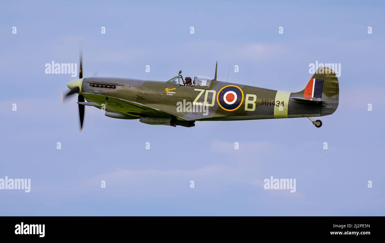 Supermarine Spitfire IX MH434 airborne at Old Warden Aerodrome ...