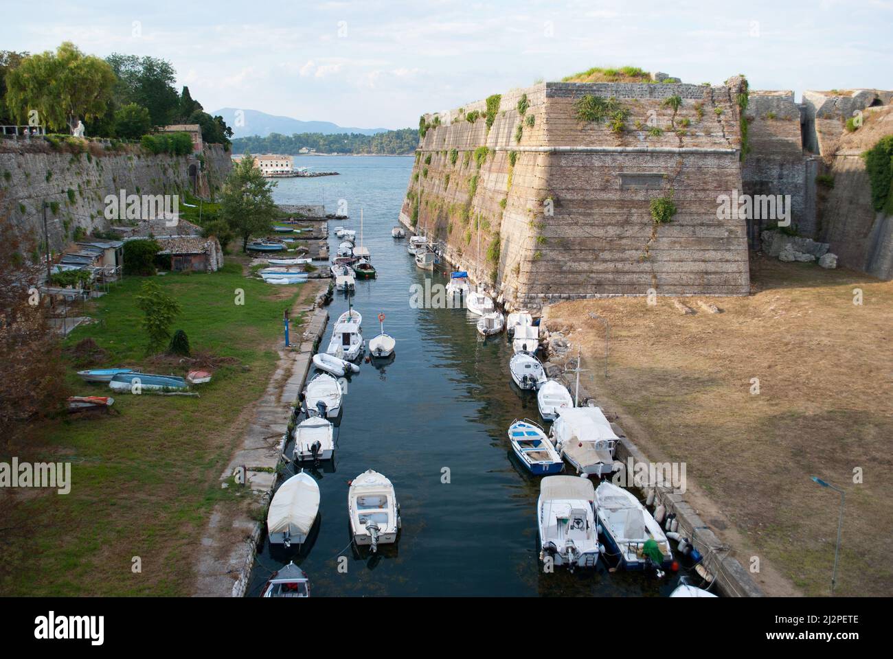 Canal with boats to the old fortress of Corfu Stock Photo - Alamy