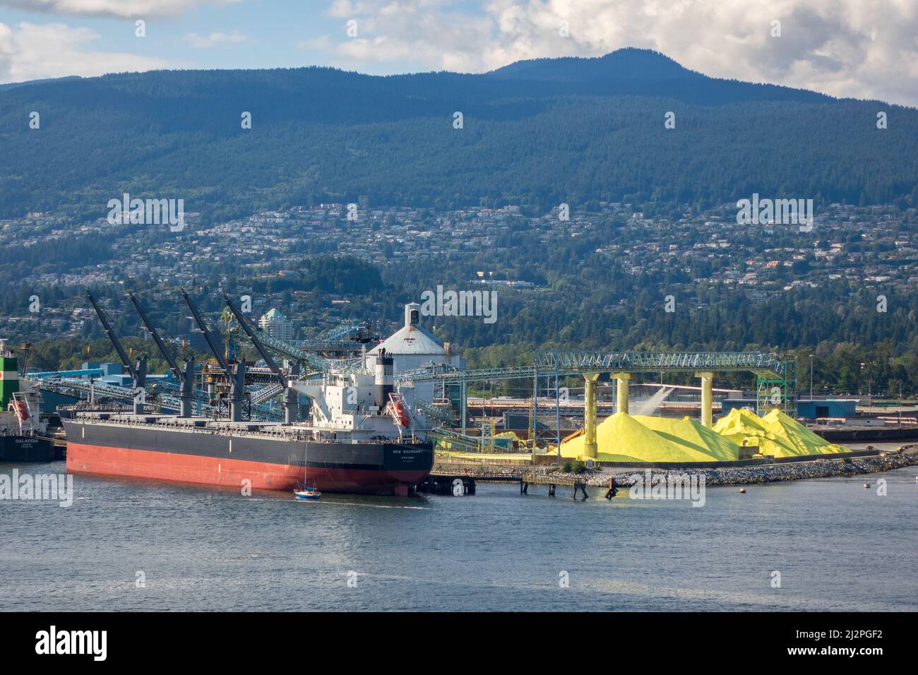 Sulphur being loaded cargo ship hi-res stock photography and images - Alamy