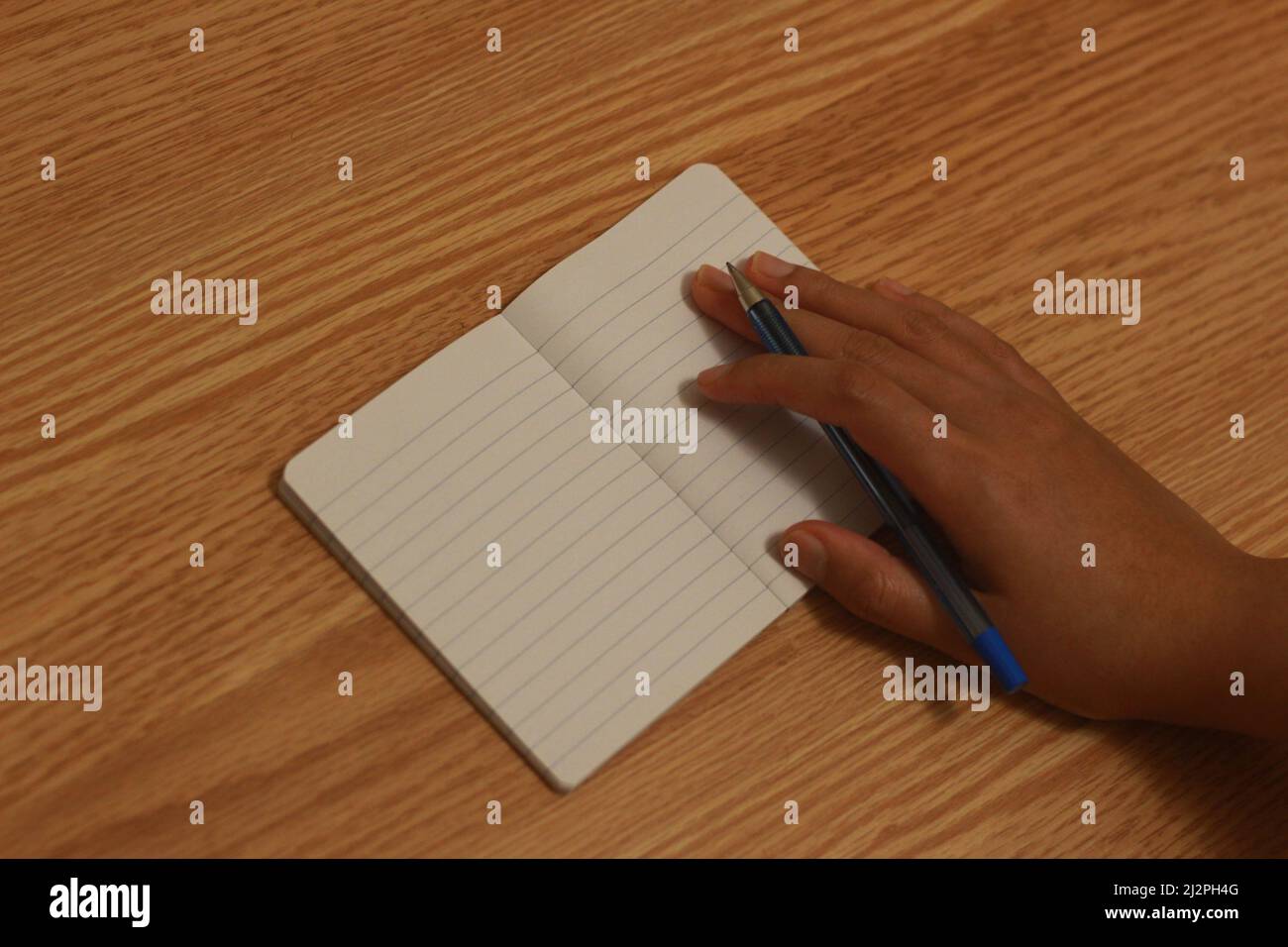Woman hang writing hi-res stock photography and images - Alamy