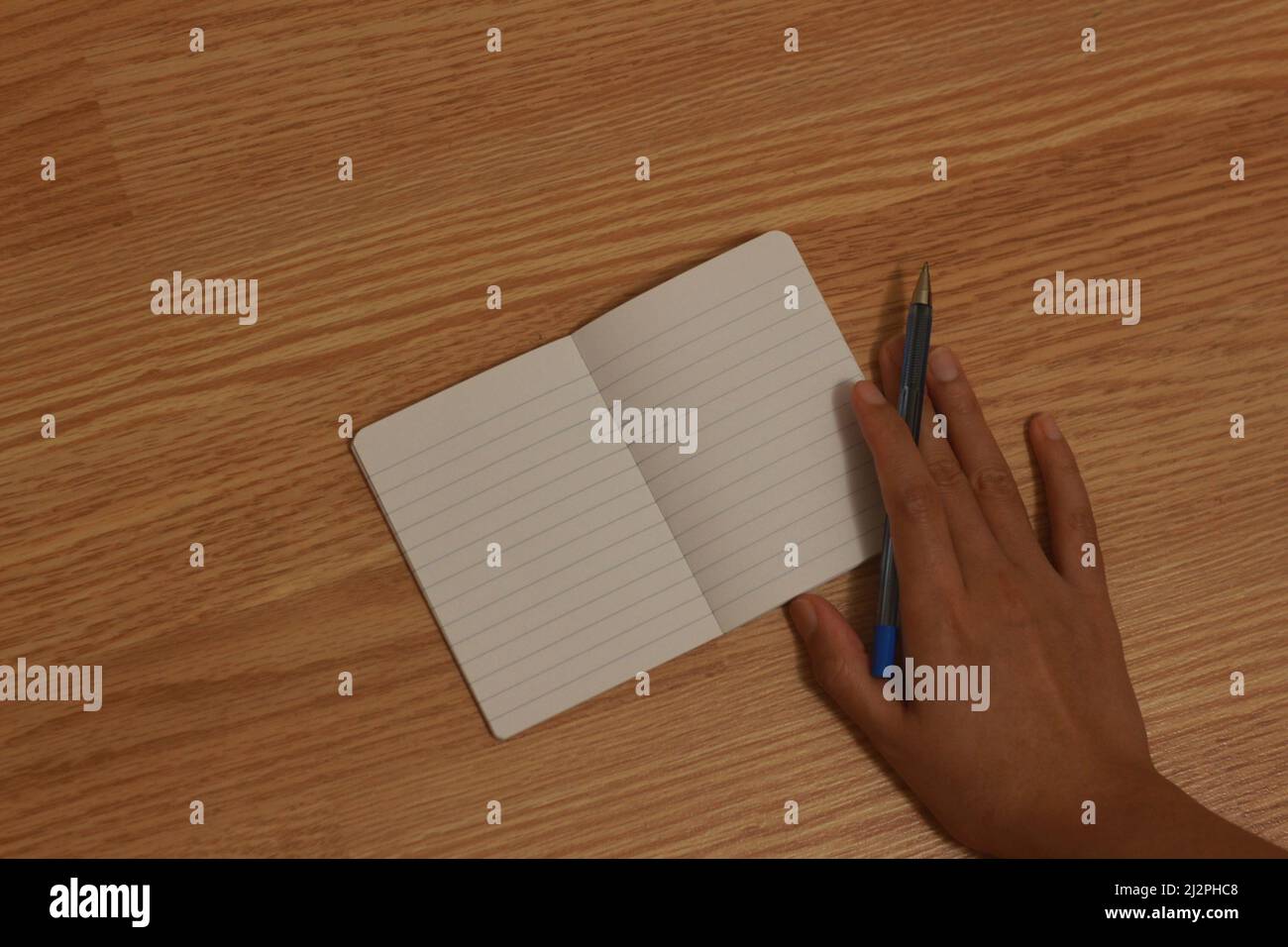 Woman hang writing hi-res stock photography and images - Alamy