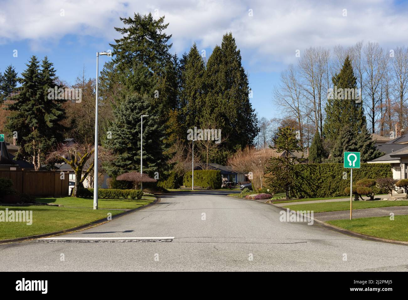 Sidewalk side view homes hi-res stock photography and images - Alamy