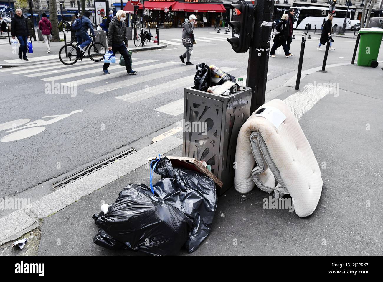 Garbage on the sidewalk - Paris - France Stock Photo - Alamy