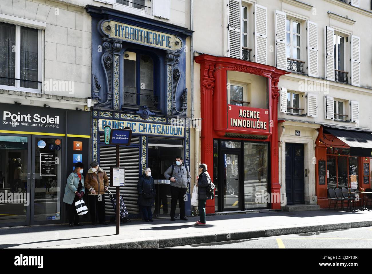 Bus stop on the rue des Martyrs - Paris - France Stock Photo - Alamy