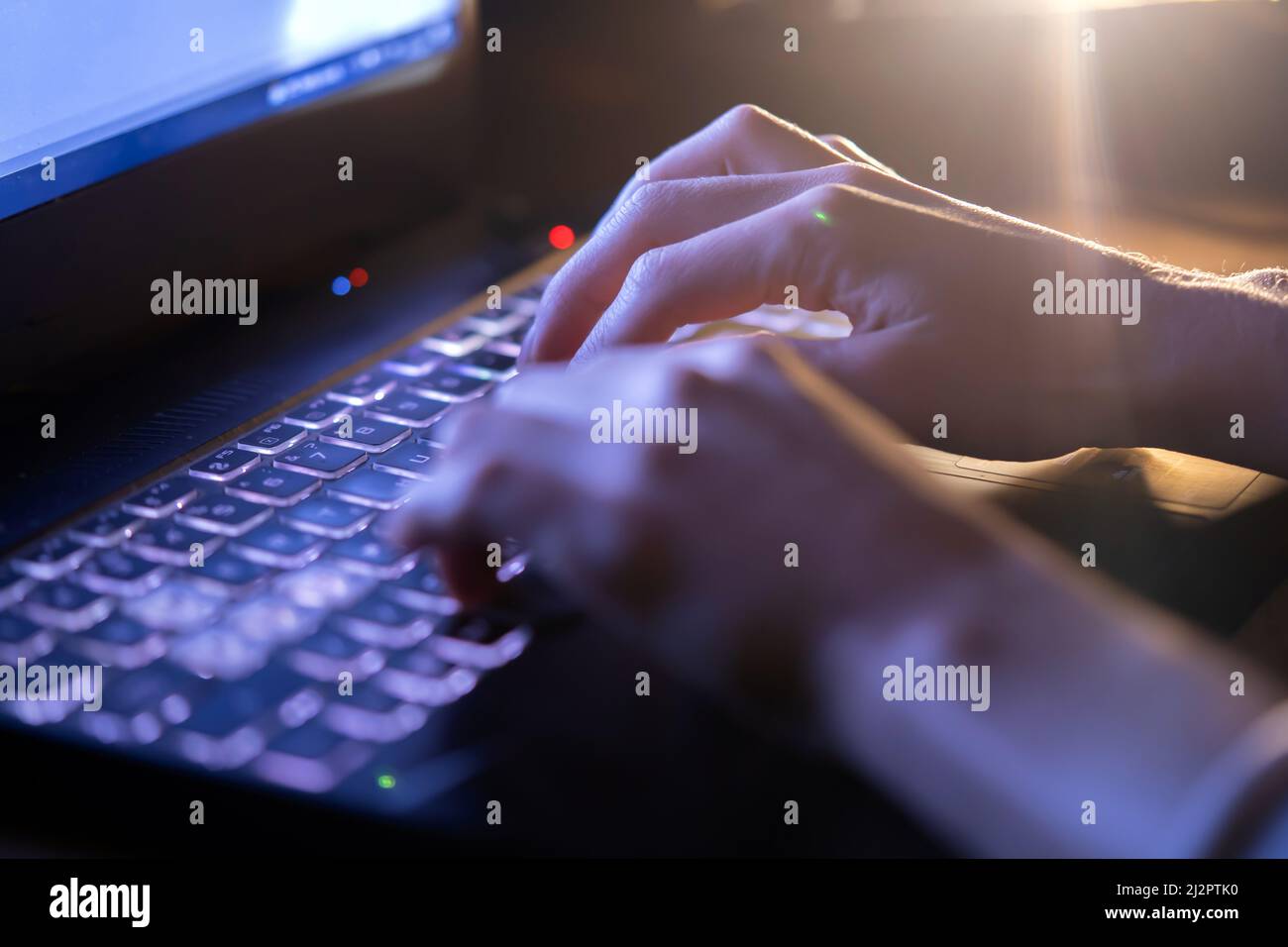 Hands and computer and dark room hi-res stock photography and images ...