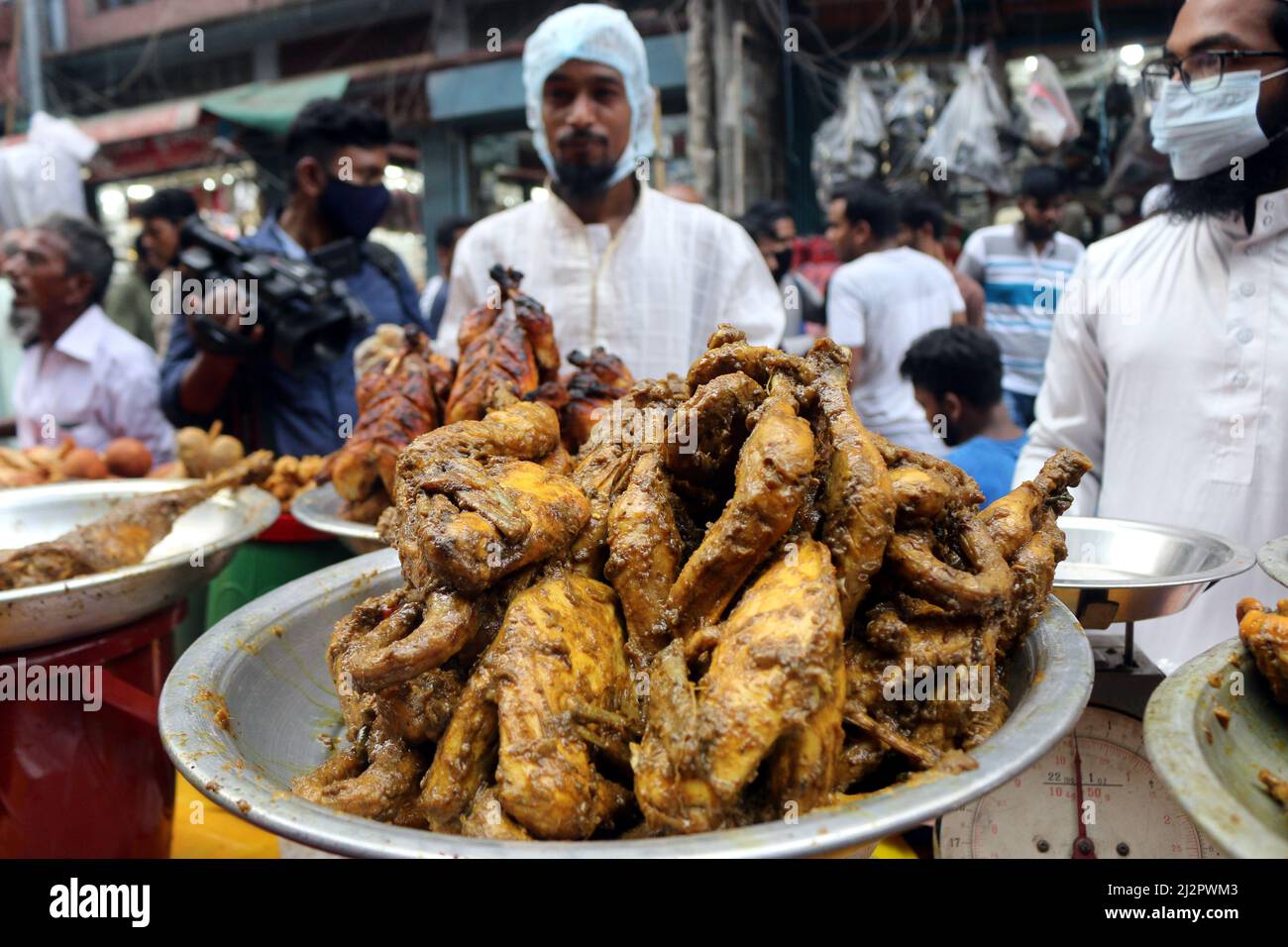DHAKA,BANGLADESH- APRIL 3,2022: Street food vendors prepare and parcel ...