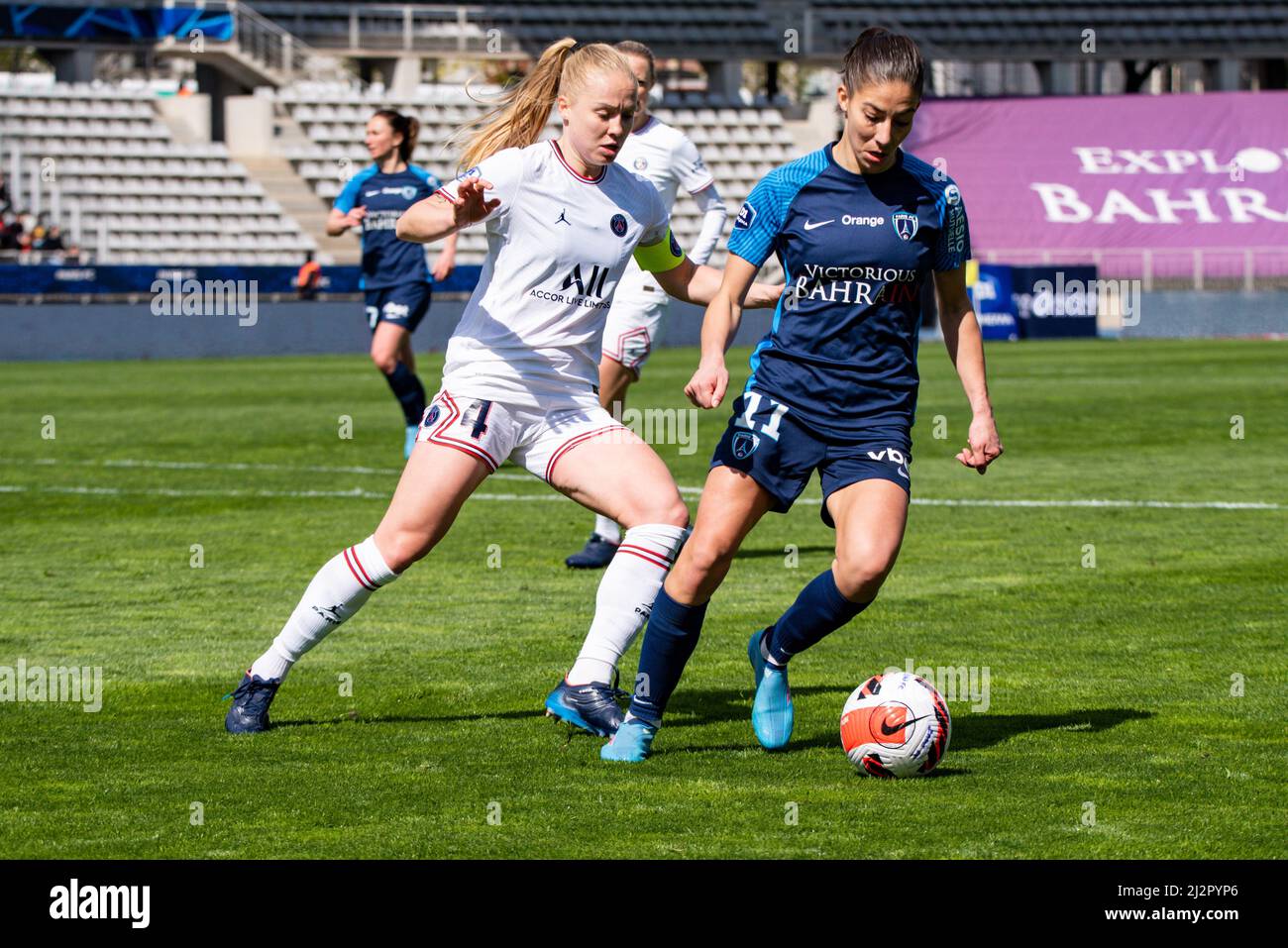 Paulina Dudek of Paris Saint Germain and Clara Mateo of Paris FC fight ...