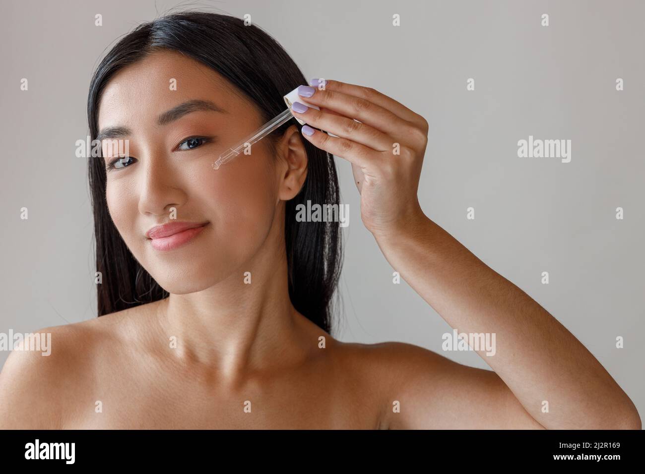 Woman serum face applying hi-res stock photography and images - Alamy
