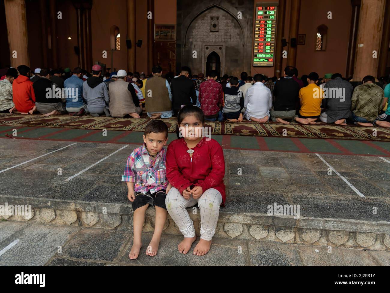 Muslim kids masjid pray hi-res stock photography and images - Alamy