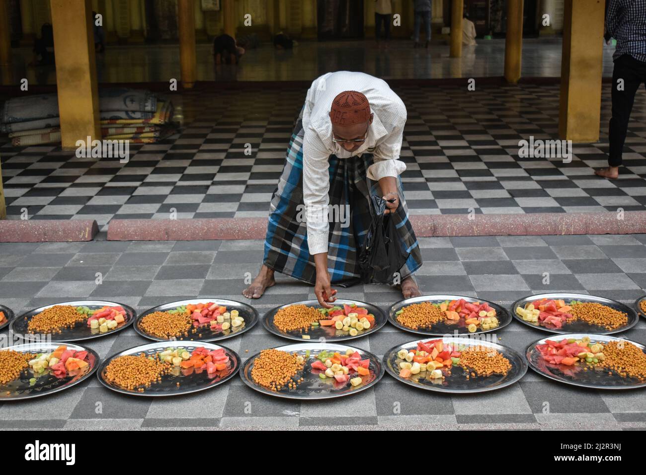 Kolkata, West Bengal, India. 3rd Apr, 2022. A Muslim man prepares ...