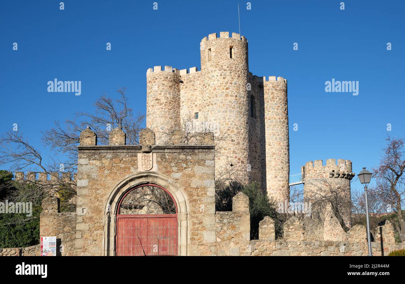 15th century fortified castle hi-res stock photography and images - Alamy