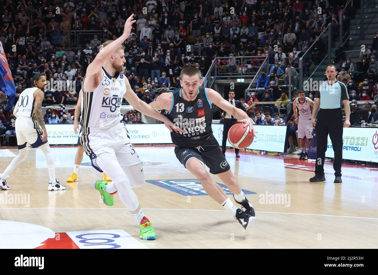 Tres Tinkle (Vanoli basket Cremona) (R) thwarted by Vassilis ...