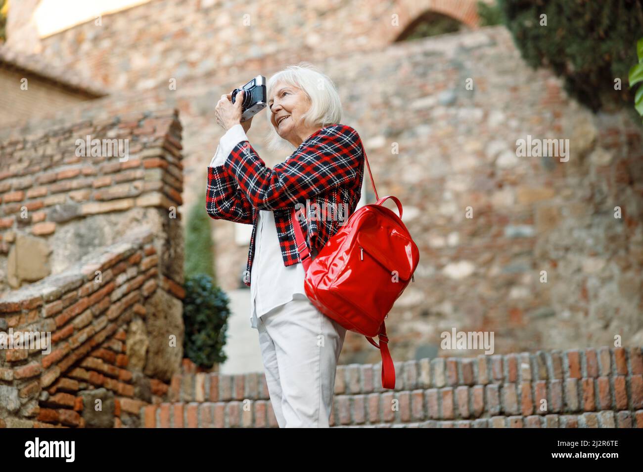 Senior urban hi-res stock photography and images - Alamy