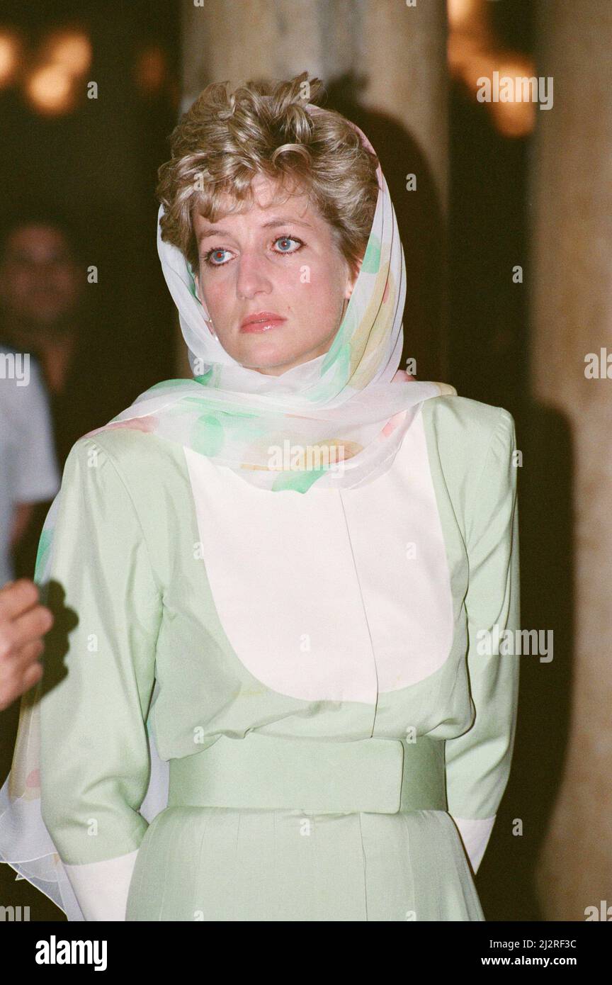 HRH The Princess of Wales, Princess Diana, at the Alazhar Mosque, Cairo ...