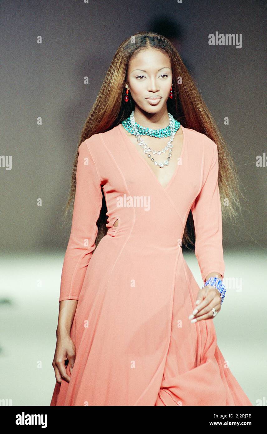 Naomi campbell catwalk 1990s hi-res stock photography and images - Alamy