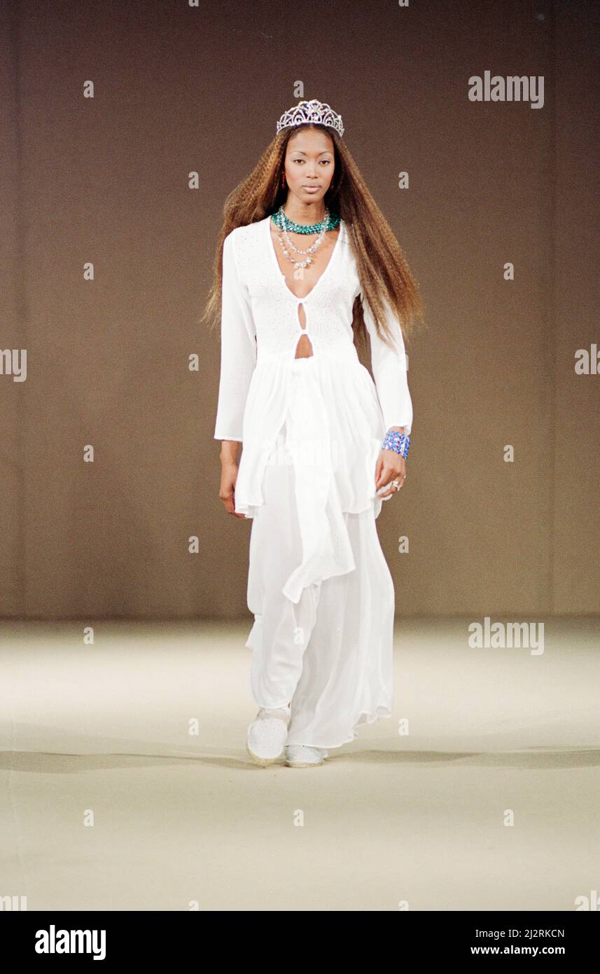 Naomi campbell catwalk 1990s hi-res stock photography and images - Alamy