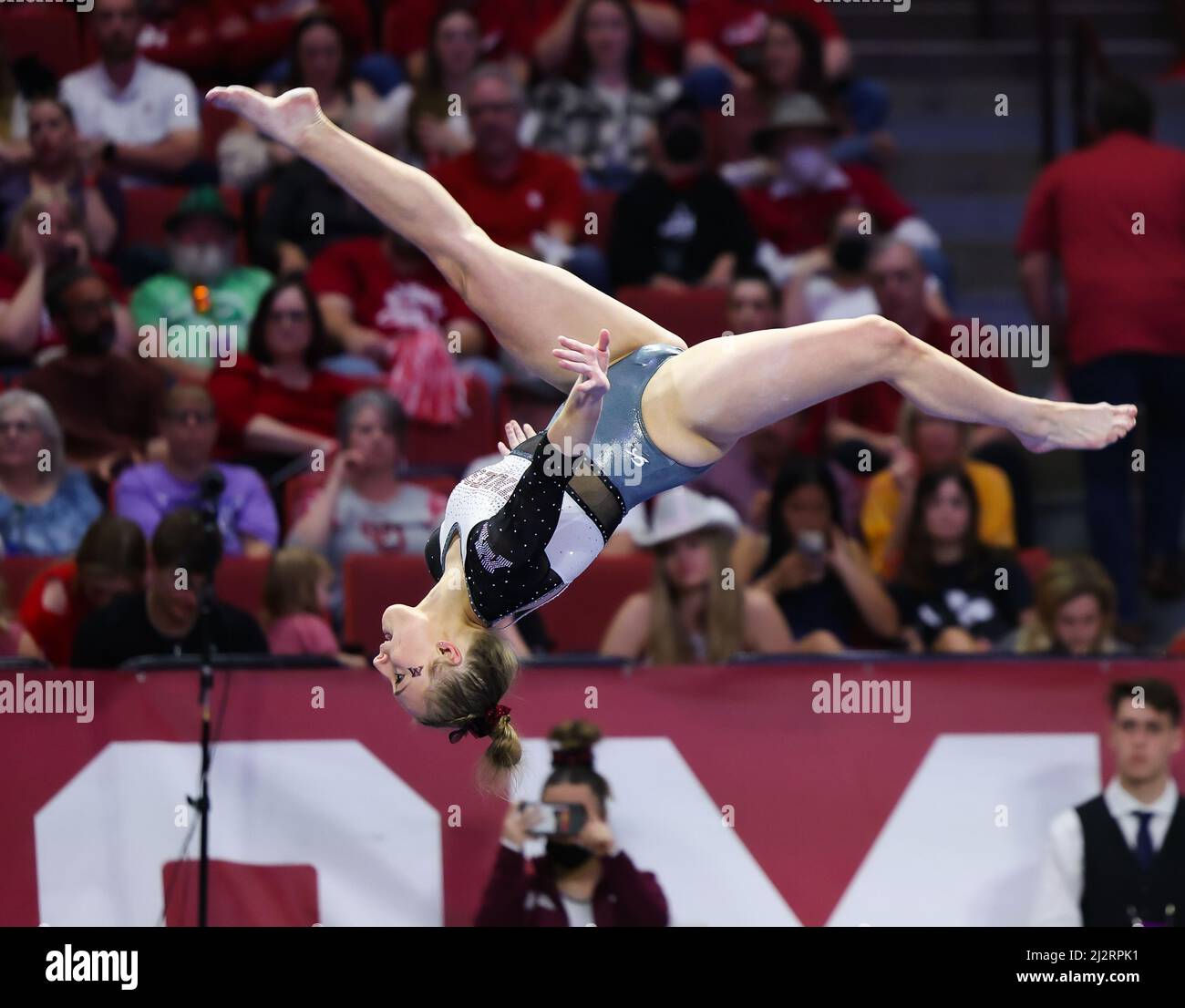April 2, 2022: Minnesota's Gianna Gerdes does a tumbling pass on the ...