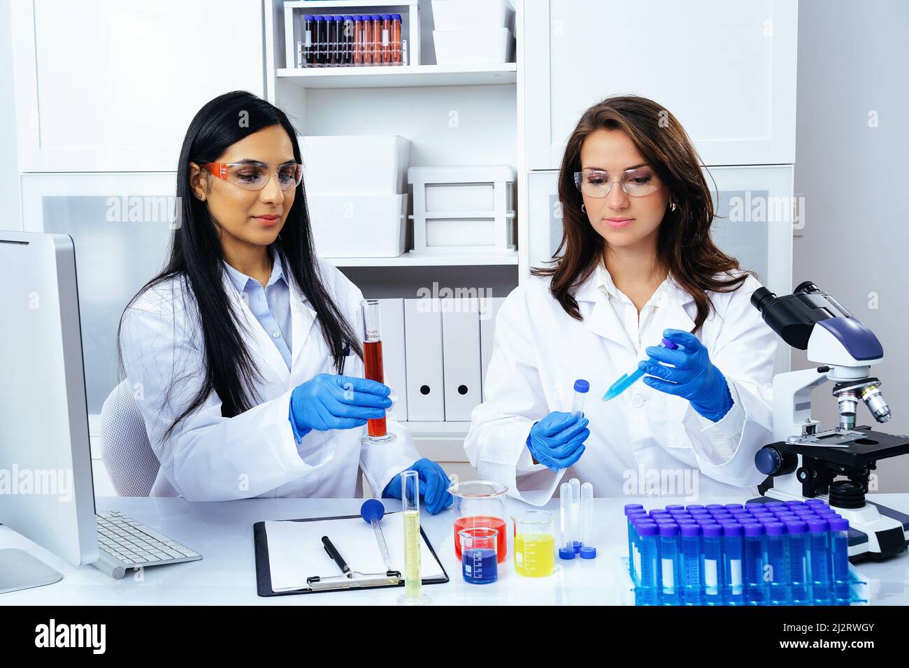 Female pharmaceutical researchers modern laboratory hi-res stock ...