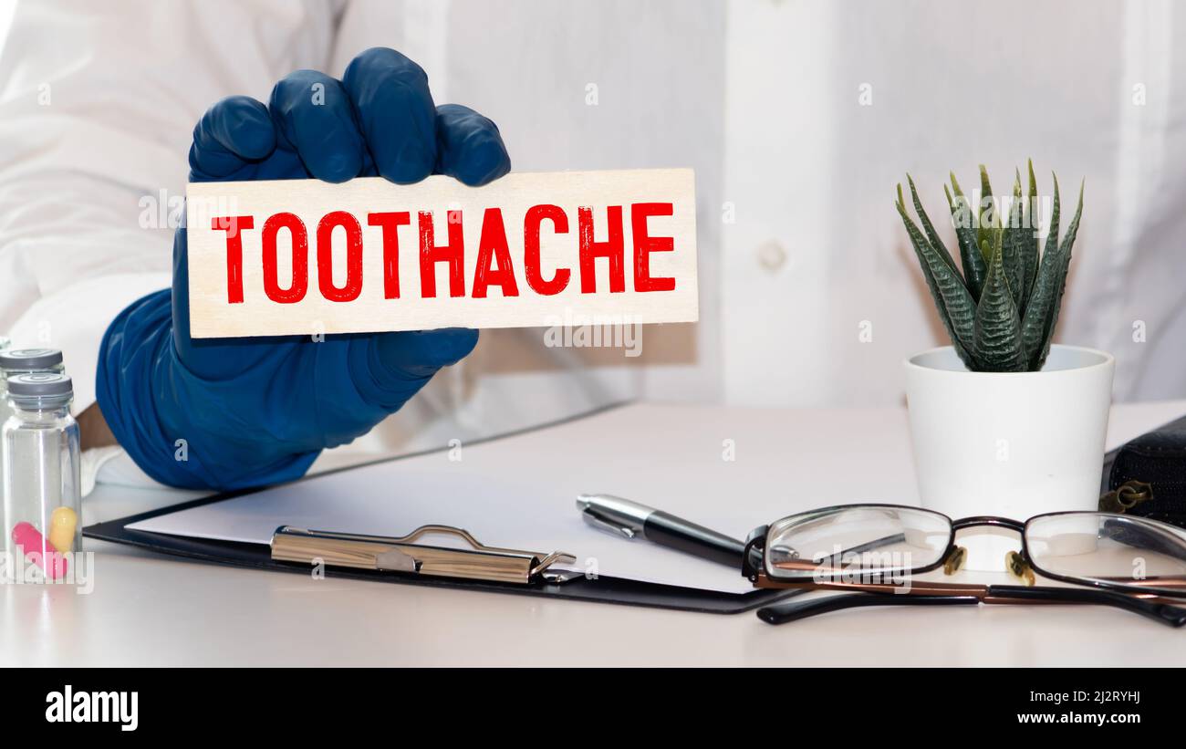 Toothache word written on wood block, concept Stock Photo - Alamy