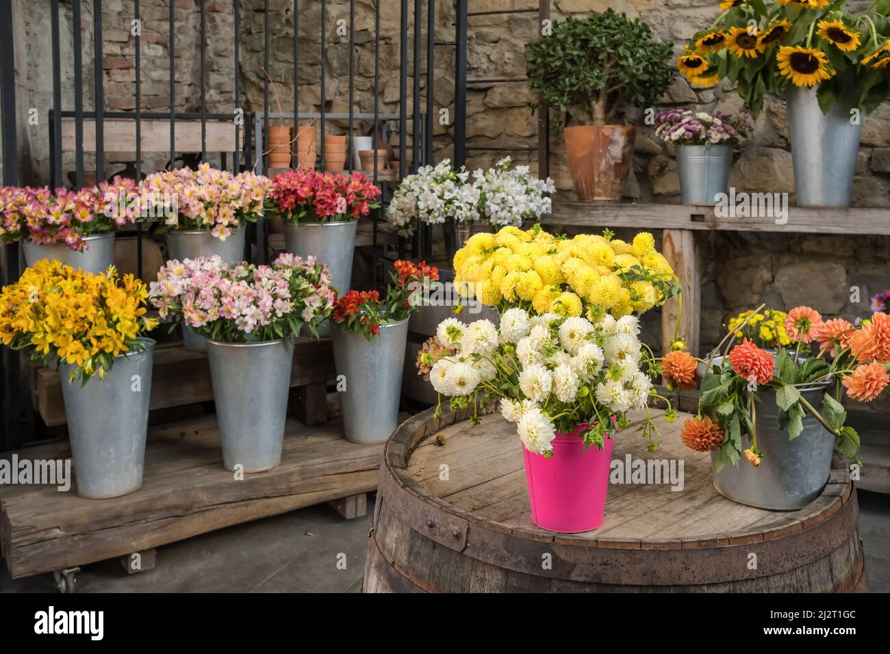 Flower shop exterior hi-res stock photography and images - Alamy