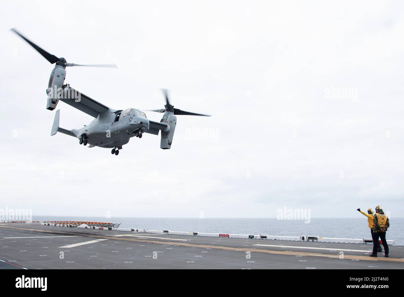 220401-N-XN177-1124 PACIFIC OCEAN (April 1, 2022) – An MV-22 Osprey ...
