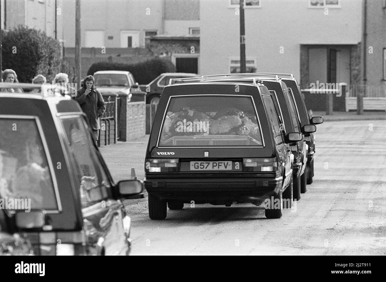 The funeral of James Bulger, Kirkby. 1st March 1993 Stock Photo - Alamy